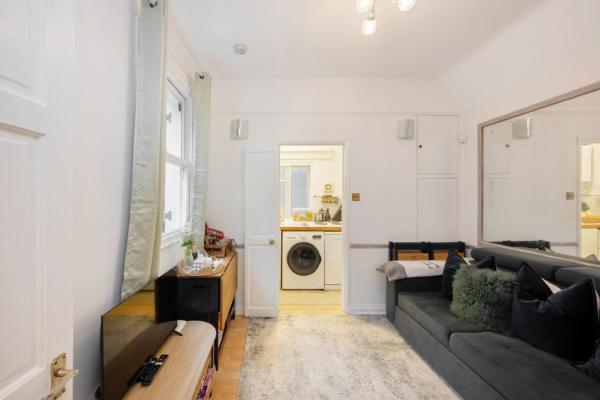 Charming Family Apartment 5 Min Walk From Earls Court St, Parking Available - Croydon