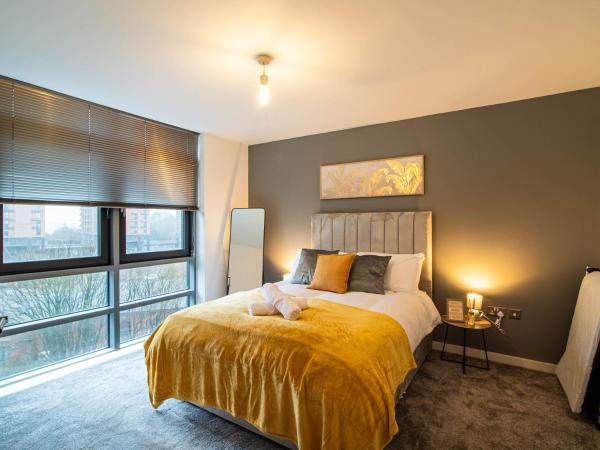 Central Leeds Balcony River View Apartment - Leeds