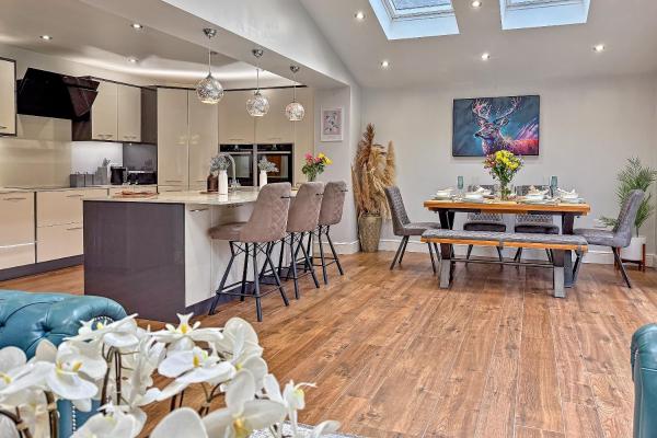 Contractor Friendly-large Driveway-three Smart Tv's-central Location-four Double Bedrooms - Luton