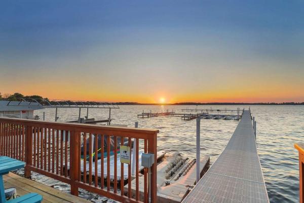 Chain O' Lakes Beach Penthouse Sunset View And Boat Dock - Fox Lake, IL