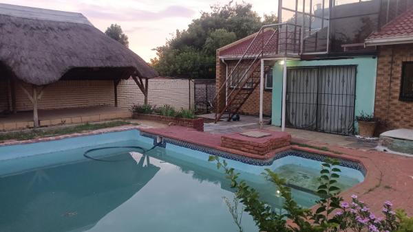 Bushman Spoor Kraal - Soweto