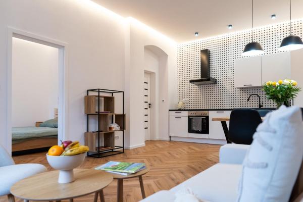 Vary Essence - Elegant Stay With Balcony - Karlsbad