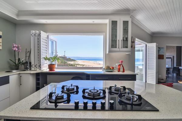 Central, Beachfront Home - Jeffreys Bay