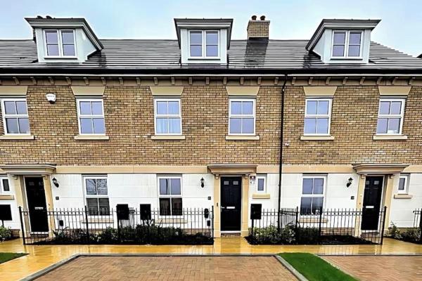 House - Sleeps 8 - Free Parking And Ps5 - Dartford