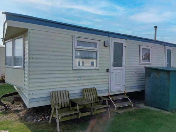 Charming 6 Berth Caravan With Decking By The Beach In Suffolk Ref 40107nd - Kessingland