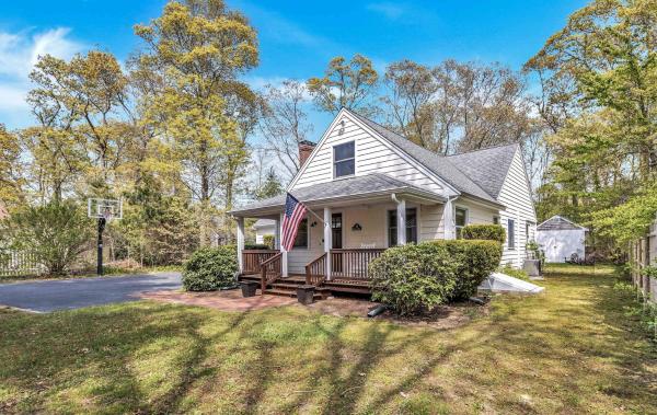 Jenkins Pond Beach Access With Bball Hoop & Grill, Bright Cape Cod Retreat Near Jenkins Pond In Falmouth - Parking, Modern Retreat With Outdoor Space, 24 Hour Hospitality - Black Beach, Falmouth
