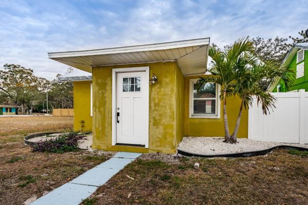 Sunshine Tropical Villa - Dunedin, FL