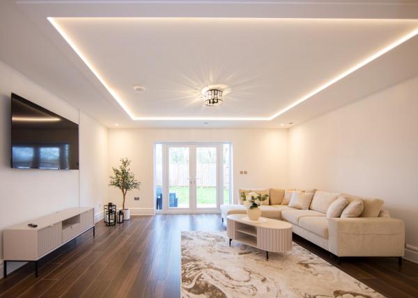 Luxurious 5 Bed House - Close To Windsor Castle! Free Parking & Wifi - Slough