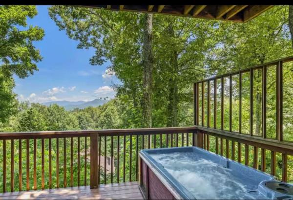 Panoramic Mtn Views, Hot Tub, Sauna, Pool, Close To Downtown! - Gatlinburg, TN