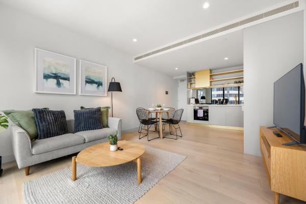 Super Central & Modern 2br With Pool, Sauna, Gym - La Trobe University City Campus