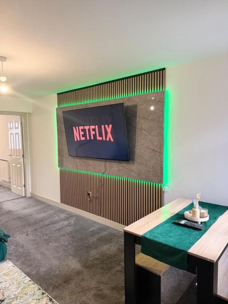 The Emerald Suite 1br Apartment Near Etihad & Coop Live - Oldham