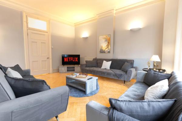 Elegant 5br Central London Flat With Balcony - London