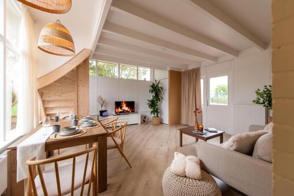 Fr567- Charming 4-person Holiday Home On The Water Near The Beach And Boulevard Of Makkum - Makkum