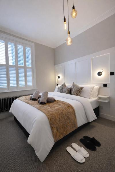 Stylish Ground-floor Flat With Private Parking - 하로게이트