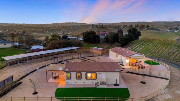 Sip And Stay At Vahali Vineyards By Avantstay Modern Wine Country Duo Outdoor Dining Vineyard Views - Paso Robles, CA