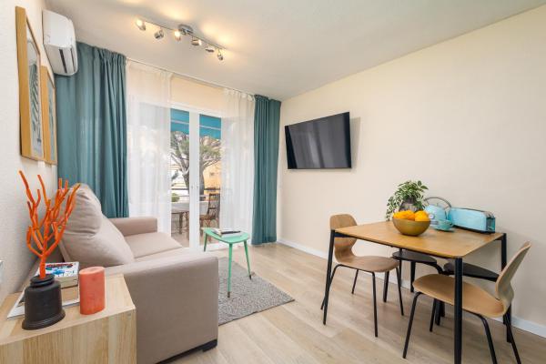 Beachfront Tiffany Design Apartment - Selwo Aventura