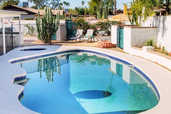 Modern Home W Heated Pool & Outdoor Kitchen - Phoenix, AZ