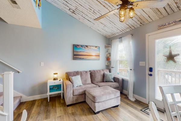 Coastal Home With Short Walk To The Beach, Community Pool - Topsail Island, NC