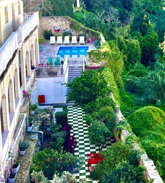 Follow The Sun Boutique Hostel - Pool, Breakfast & Sea Views - Malta