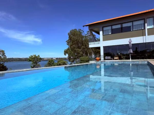 Refúgio à Beira Lago - Brazil