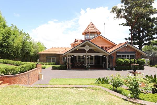Sydney Marathon Best Place To Stay Grand Sydney Castle Home, Business Conference, Work Stay, Family Reunion Sleeps 25 Plus - Hornsby