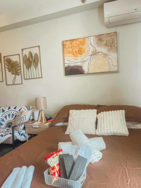 Gold-themed Condo With Balcony And Free Pool Access - Philippines