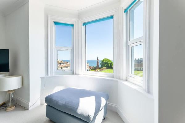 Rooftop Hideaway -Central Coastal Flat - Sea Views - Beer