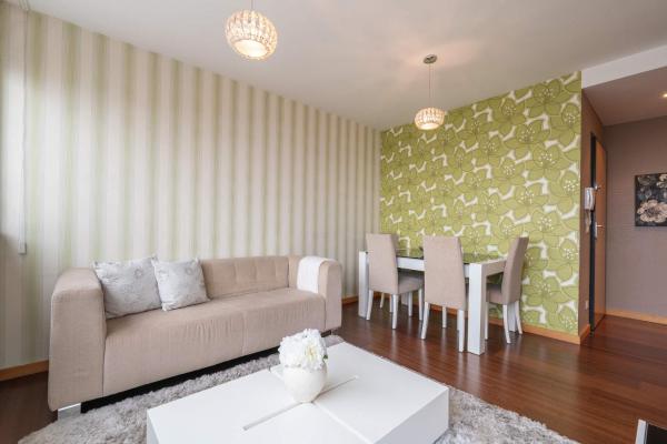 Modern Flat With Balcony & Garage By Hostwise - Gandra