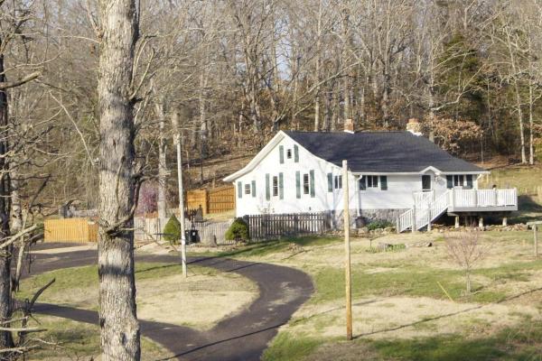 Farmhouse Retreat - Sleeps 10 - 1hr From Stl - Cedar Hill, MO