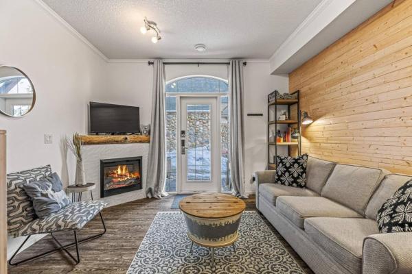 Mystic 2br Chalet Near Dt With Pool And Hot Tub - Canmore