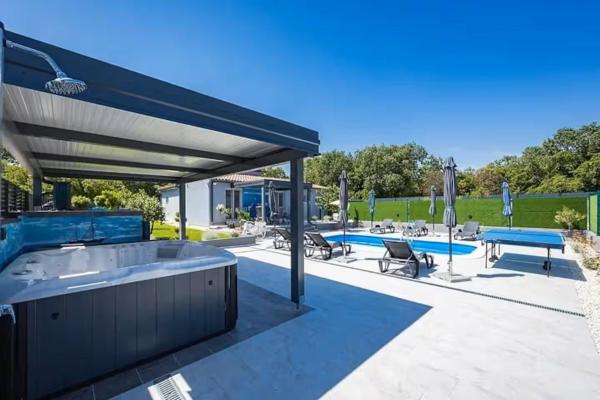 House With Pool And A Jacuzzi - Pula