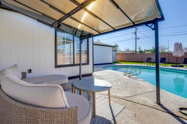 Relax Poolside: Central Group Getaway In Mesa! - Arizona