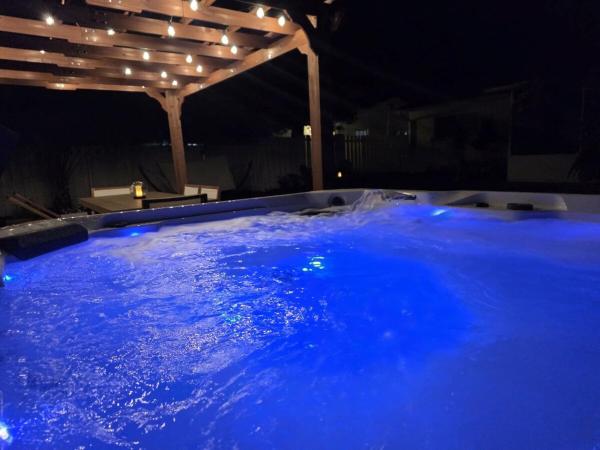 Charming Beach Cottage With Hot Tub Only 1 Mile To Gulf! - Naples, FL