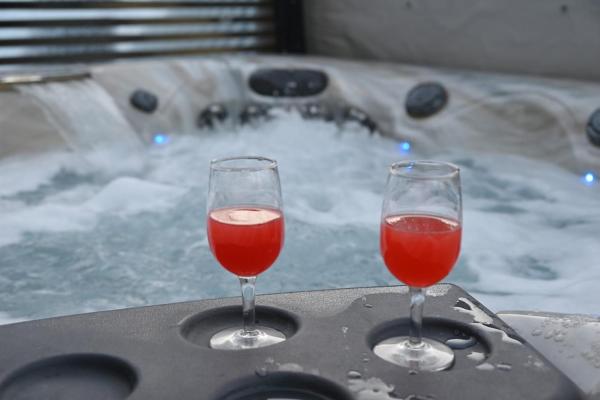 City Cabin Hideaway With Spa, Pool Table & Arcade - United States