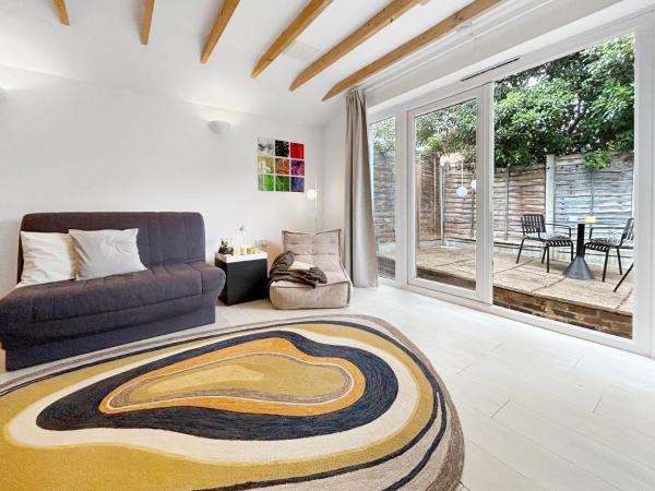 Modern Self Contained Tiny Home With Patio - Ilford