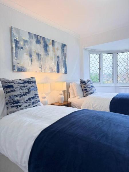 Prestige 4br Home, Garden & Parking - Solihull
