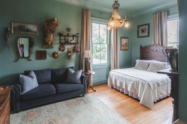 The Gilded Lady- The Gentleman's Room - United States