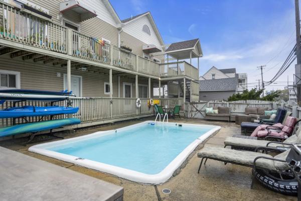 Relaxed Shore Getaway With Porch Seating 3br With Sofa Bed Parking Included - Point Pleasant, NJ
