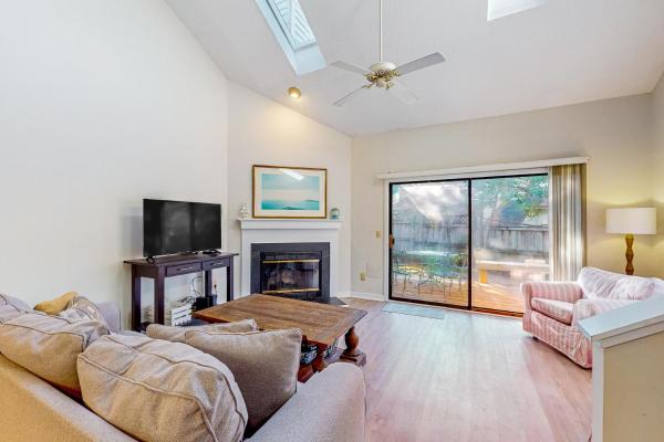 Beautiful Townhome With Pool, Patio, Pack-n-play, Internet, W/d, & Central Ac - Wilmington, NC