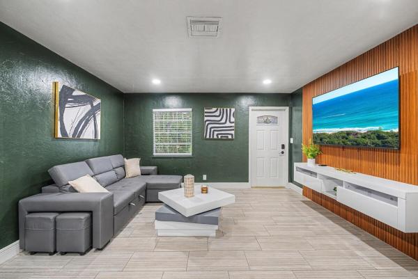 East Boca Oasis With Huge Yard Hot Tub Fire Pit And Games - Boca Raton, FL