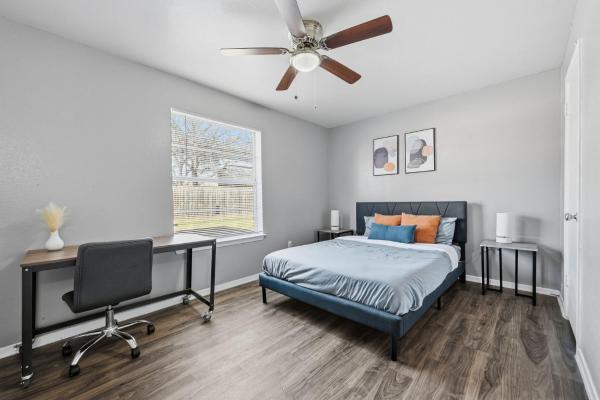 Comfortable 1-bed W Hardwood-style Floors - Denton, TX
