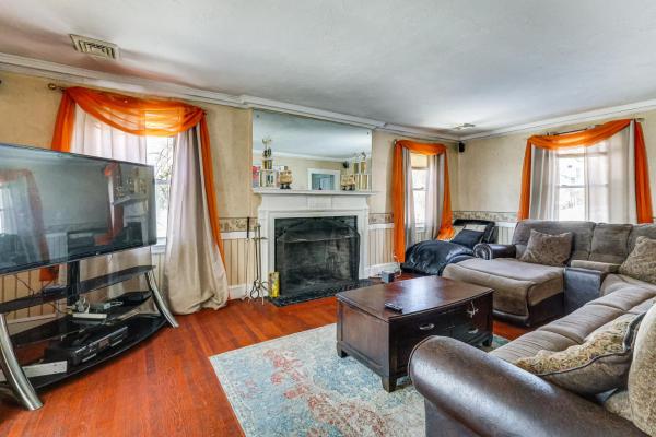 Walk To Dw Field Park! Spacious Home With Deck - Brockton, MA