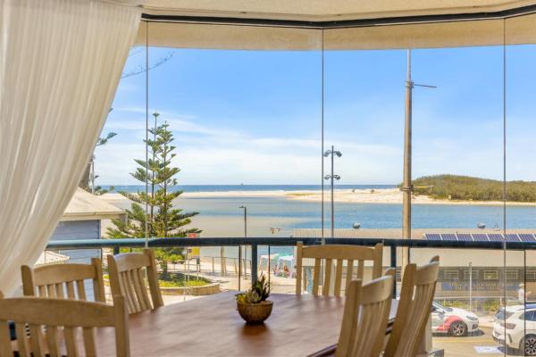 La Dolce Vita Ocean Front Apartment - Caloundra