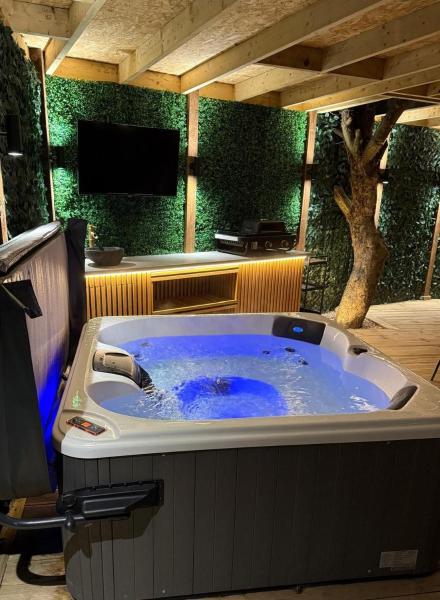 Rural Romantic Cabin-hot Tub & Outdoor Kitchen - Leicestershire