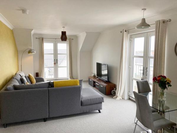 Modern 2 Bed Coastal Apartment - Aberdeen