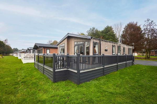 Four Seasons Lodge With Hot Tub - Pocklington