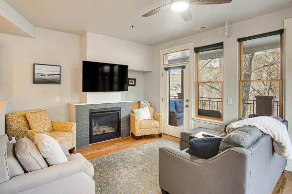 One-of-a-kind Riverside Condo In Downtown Salida - Salida, CO