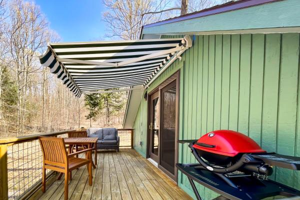 Half-mile To Crystal Lake! Couples Retreat W/ Deck - Beulah, MI
