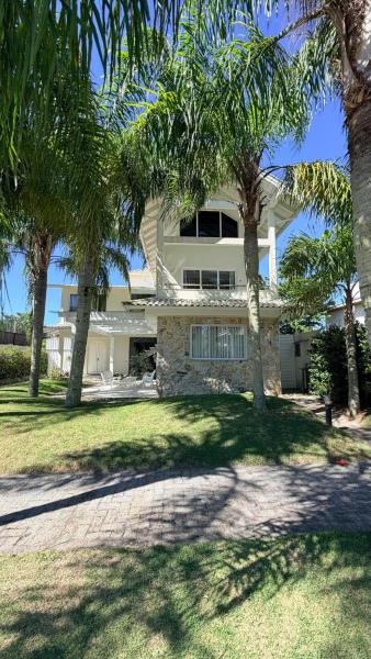 Casa à 100 Metros Da Praia De Jurerê Internacional - Florianópolis