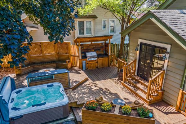 Walk To Fox River Grove Train Station + Hot Tub! - Hoffman Estates, IL